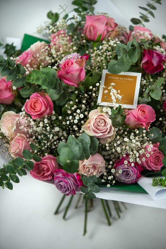 Ramo 48 rosas rosadas premium - Intenso de Flores Florería en Lima