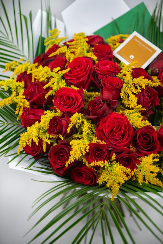Ramo 48 rosas rojas premium con solidago y palmeras - Intenso de Flores ...